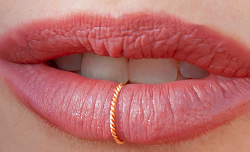 Comment s'appelle le piercing à la lèvre ? | Agate Piercing